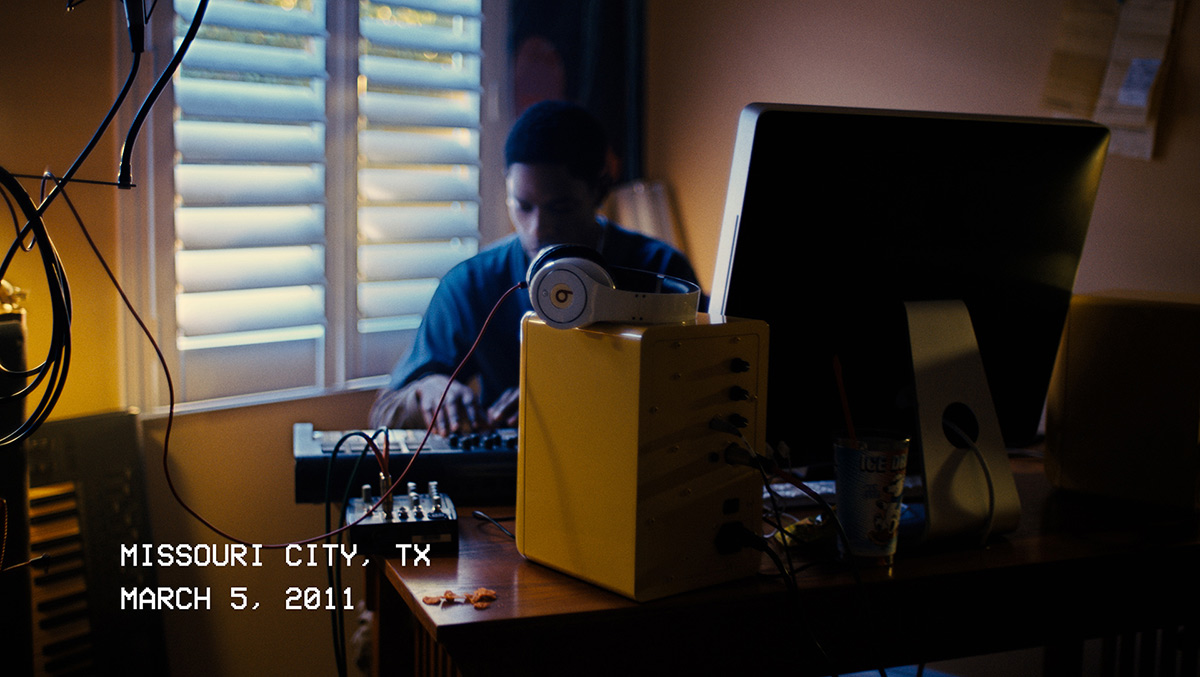 Powerbeats Fit: Neue Kampagne zeigt Rapper Travis Scott im Kinderzimmer ...